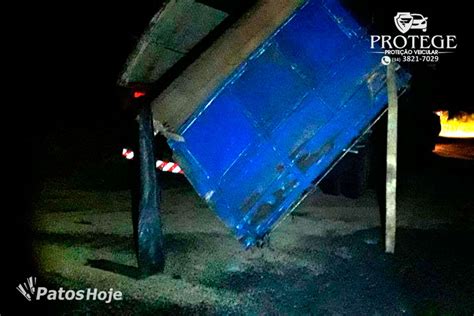 Passageira Fica Presa às Ferragens Após Carreta Tombar Em Curva E