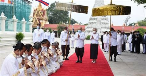 ព្រះមហាក្សត្រ និង ហ្លួងម៉ែ ព្រះអង្គទាំងទ្វេស្ដេចយាងថ្វាយព្រះរាជកុសល