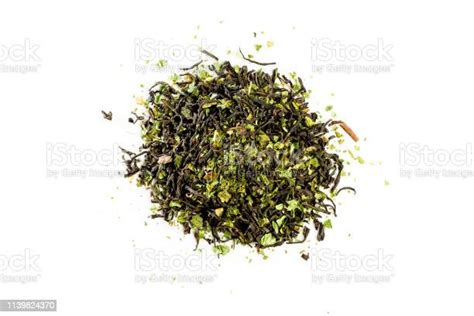 흰색 배경에 고립 된 건조 한 차 잎의 향기로운 부서 지기 쉬운 소수 녹색 및 검은색 건조 차 흰색 절연 0명에 대한 스톡 사진