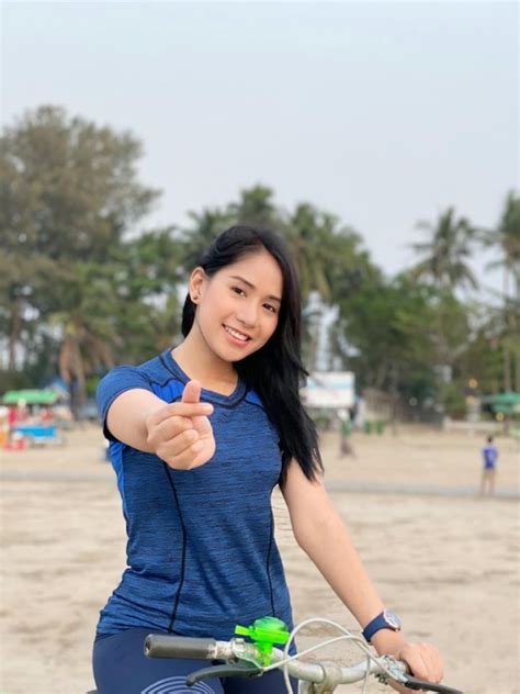 ခါးလေးကို ဖက်ပြီး ကမ်းခြေမှာ စက်ဘီး အတူတူ စီးချင်ပြီလို့ စနောက်ပြောဆိုလာတဲ့ ပိုးကြာဖြူခင