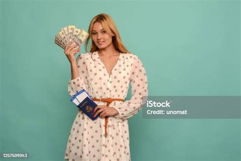 블루 스튜디오 배경에 여권과 달러 돈으로 티켓을 들고 귀여운 젊은 여자 공항에 대한 스톡 사진 및 기타 이미지 공항 관광객 귀여운 Istock