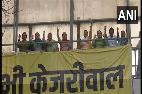 Watch Aap Leaders Protest At Ito Foot Over Bridge Against Delhi Cm