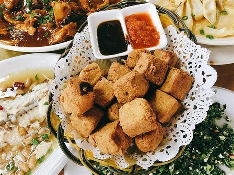2024最有名的可能也是绍兴臭豆腐，但就是在这样一个美食并不起眼的小镇中，有一家闻名中国的百年老店：咸亨酒店咸亨酒店 评论 去哪儿攻略