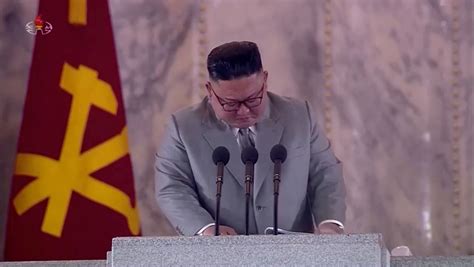 VIDEO Kim Jong un deja escapar unas lágrimas durante un discurso en un desfile militar y se