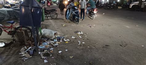 Shopkeepers throwing garbage on the road at night रत म सडक पर कचर फक रह दकदनदर नप