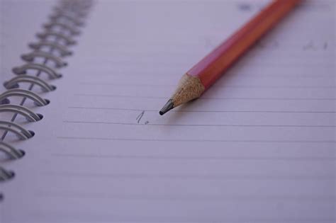 빨간 연필 나무 테이블에 노트북 종이에 창의적인 아이디어를 저장 합니다 컴퓨터를 하기 전에 기본 장비입니다 시골풍 테이블 배경 개념에 대한 스톡 사진 및 기타 이미지