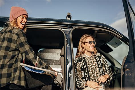 두 명의 서퍼가 차에서 서핑 보드를 가져 와서 파도를 타기 위해 해변으로 향합니다 2명에 대한 스톡 사진 및 기타 이미지 2명 개념 남자 Istock