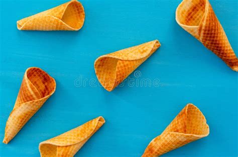 Cone Doce Caseiro Da Bolacha Isolado No Fundo Azul Imagem De Stock