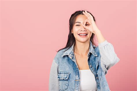 서있는 여자 그녀는 동의하기 위해 손가락 Ok 기호 기호를 만들었습니다 아름다움에 대한 스톡 사진 및 기타 이미지 아름다움