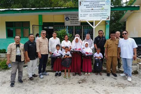 Program Peduli Pendidikan TIMENEWS Bantu Seragam Dan Perlengkapan