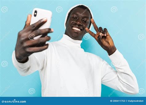 Foto Van Een Man Die Een Vredesteken Toont En Zelfgemaakte Foto Neemt