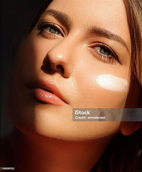 뷰티 선탠 Spf 및 스킨케어 화장품 모델 얼굴 초상화 보습 크림 자외선 차단제 제품 또는 뺨에 선탠 로션을 바르는 여성 럭셔리 페이셜 및 스킨케어 여자에 대한 스톡 사진