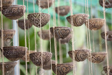 Estas artesanías grabado de la cáscara de coco en Damnoen Saduak