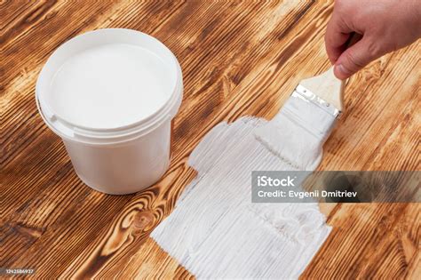 불에 탄 브러시 표면에 흰색 페인트 캔이 서 있고 남성의 손은 브러시로 페인트합니다 가구에 대한 스톡 사진 및 기타 이미지 가구 가사 집안일 개선 Istock