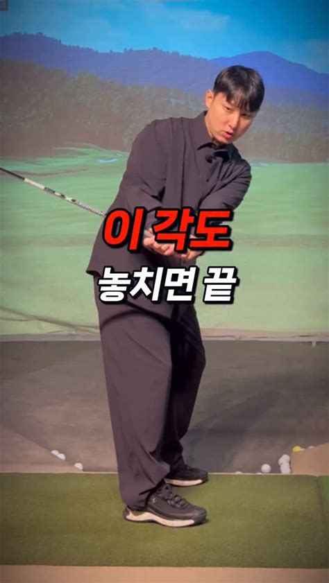 프로는 이렇게 칩니다 짧은 채를 칠 때면 왼쪽으로 당겨지는 실수를 많이 하게 되어서 오조준하고 치는 경우가 많습니다 웨지특성상 라이각이 높고 스윙 방향이 왼쪽으로
