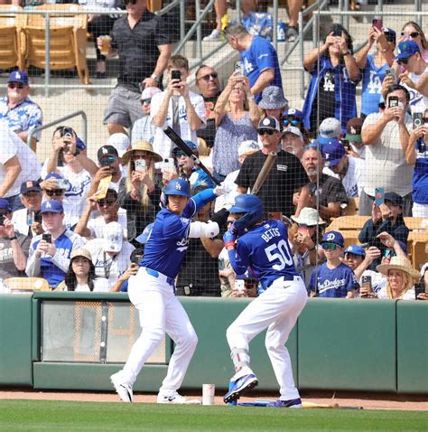 ＜ドジャース・ホワイトソックス＞5回、2ランの大谷を迎えるフリーマン（左）とファン（撮影・白鳥 佳樹） スポニチ Sponichi