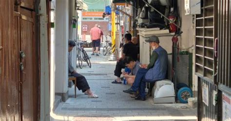찜통 같은 방에서 죽지 못해 삽니다 때 이른 폭염에 몸살 앓는 쪽방촌