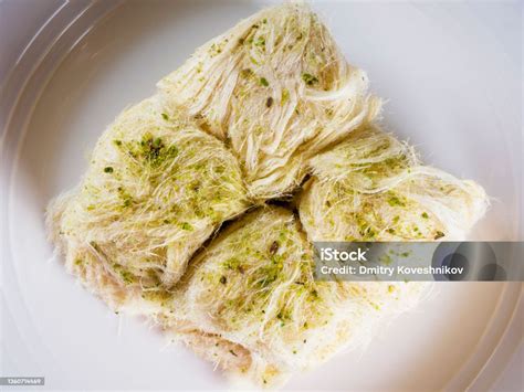 터키 전통 디저트 피스마니예 솜사탕 사탕 치실 치실 할바 설탕을 당겼습니다 머리 사탕 맨 위 보기입니다 밀가루에 대한 스톡 사진 및 기타 이미지 Istock