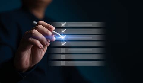 비즈니스 성과 체크리스트 사업가는 펜을 사용하여 온라인 체크리스트 설문 조사 디지털 양식 체크리스트 작성 평가 설문지 평가 온라인 설문 조사 온라인 시험을 수행합니다 개선에