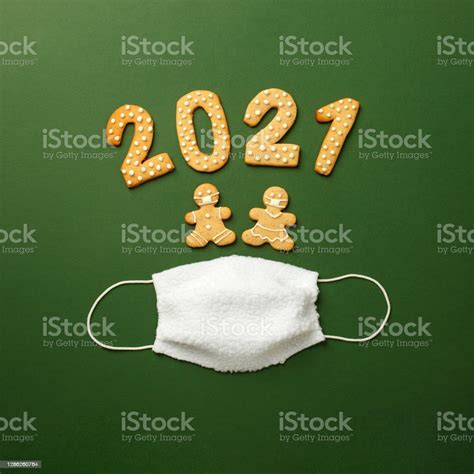 새해 복 많이 받으시면 쿠키 세트 진저 브레드 남자 얼굴 마스크에 여자 번호 2021 비스킷 유약 설탕과 녹색 배경에 재미 흰색