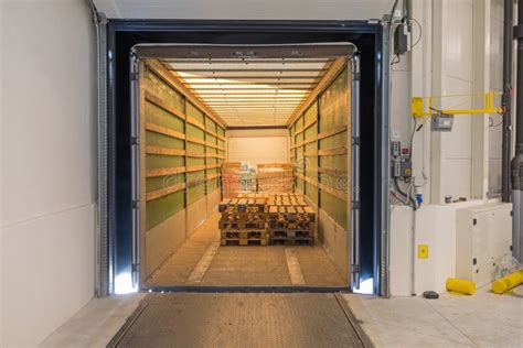 Trailer Loading Dock Stock Image Image Of Loading Shipping 196524971