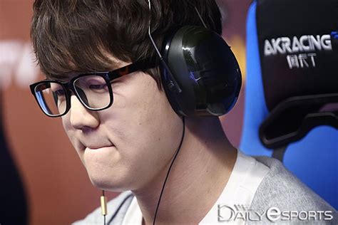 포토 입술 꾹 다문 이제명