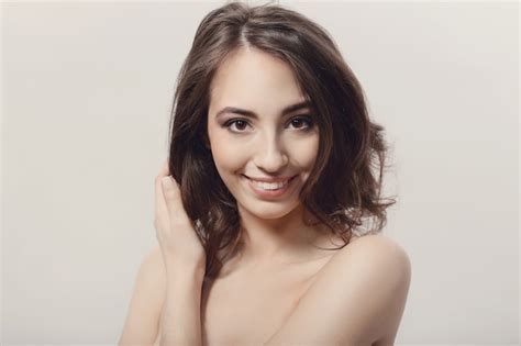 Portret Pięknej Młodej Kobiety Stojącej Darmowe Zdjęcie