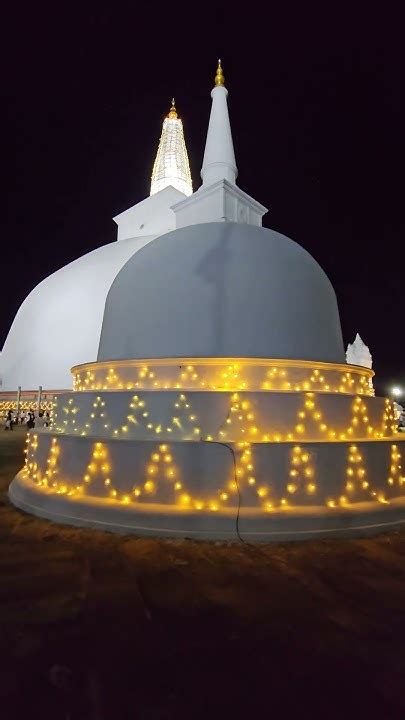 ද්‍රෝණයක් සර්වඥ ධාතූන් වහන්සේලා නිර්මිත බුදු රුවකින් වැඩ සිටින රුවන්වැලි මහ සෑ රජාණන් වහන්සේ