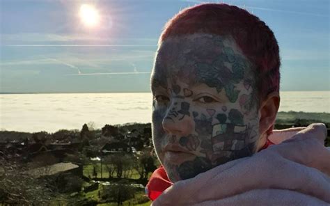 No consigo trabajo por mis tatuajes mujer denuncia discriminación