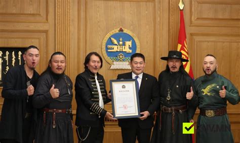 Шаравжамцын Энхийн Од болон “Хү” хамтлагт Ерөнхий сайд нэрэмжит шагналаа гардууллаа