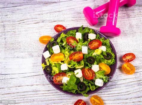 신선한 야채 Feta 치즈와 블랙 올리브와 함께 그리스 샐러드 0명에 대한 스톡 사진 및 기타 이미지 0명 건강한 식생활 고추류 Istock