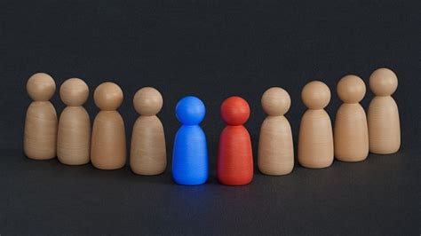 체스 말을 플레이할 준비가 되었습니다 이것은 3d 렌더링 그림입니다 비즈니스 전략 리더십 및 Management3d 렌더링을 검은색 배경에 표현하는 데 적합합니다 3차원