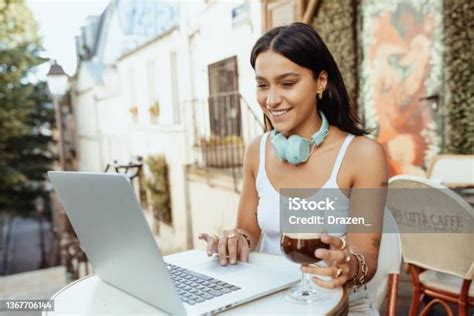 밀레니엄 사업가가 카페에서 노트북을 작업하고 커피를 마시는 20 24세에 대한 스톡 사진 및 기타 이미지 20 24세 20 29세 개성 개념 Istock