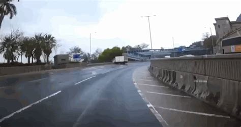 龍翔道車禍驚險一刻曝光 貨車鏟上行人路險墮坡 兩岸