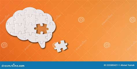 Rompecabezas Blanco De Rompecabezas Con Forma Cerebral Sobre Fondo Naranja Una Pieza Faltante