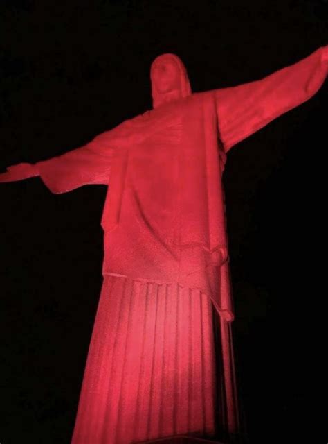 Diálogo Cultural Monumento Ao Cristo Redentor Iluminado Em Vermelho