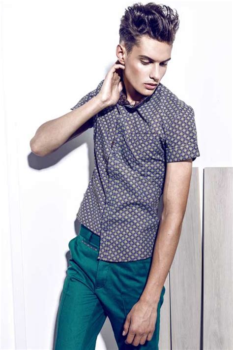 عکس از مرد جوان با شلوار سبز