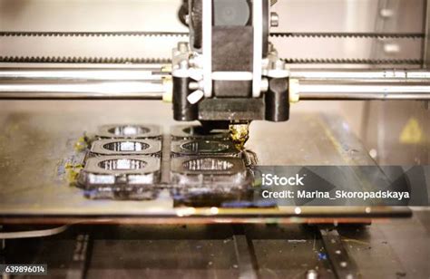 거울 반사 표면 클로즈업에 회색 물체를 인쇄하는 프린터 3차원 인쇄에 대한 스톡 사진 및 기타 이미지 3차원 인쇄 3차원 형태 갈색 Istock