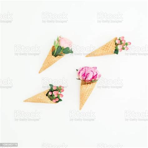 분홍색 모란 장미 꽃잎과 흰색 바탕에 와플 콘 개념 평면 위치 최고 보기 0명에 대한 스톡 사진 및 기타 이미지 0명 개념