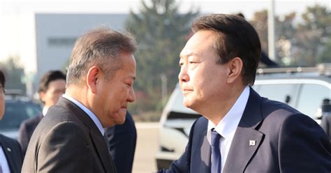 尹 캄보디아로 출국 환송 나온 이상민 어깨 ‘툭툭