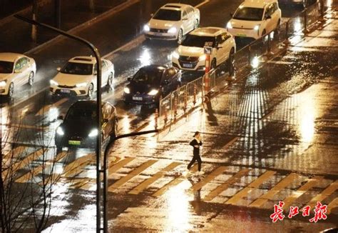 雷声滚滚，突降阵雨武汉新闻中心长江网cjncn
