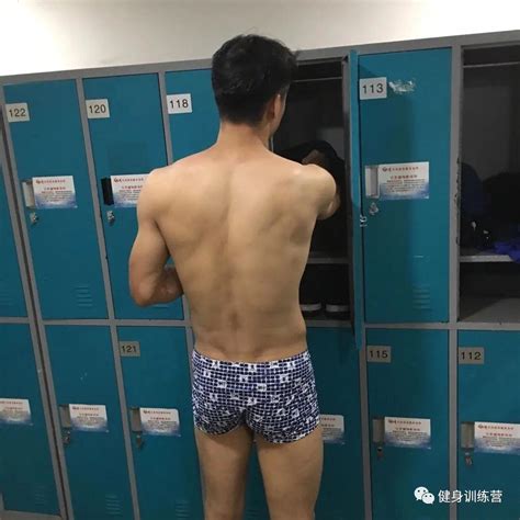 女明星更衣室换衣遭针孔摄像头偷拍，健身房老板竟是最大嫌疑人！ 浴室