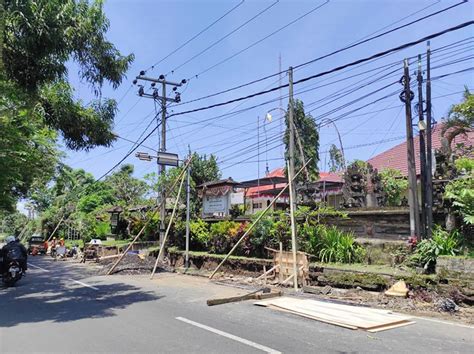 Tergerus Proyek Pengerukan Drainase Lampu Warning Light Jalan Ngurai Rai Bangli Roboh Patrolipost