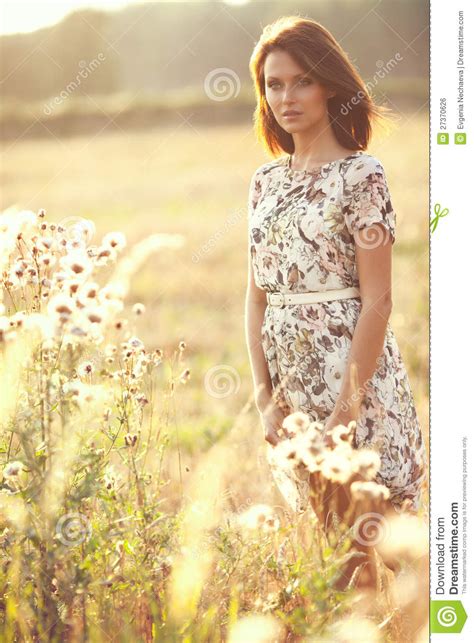 Mujer Triguena Atractiva Hermosa Al Aire Libre En Una Puesta Del Sol Foto De Archivo Imagen De