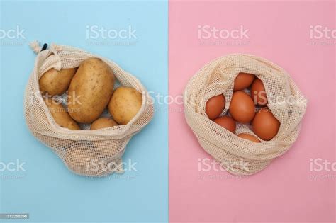 분홍색 파란색 파스텔 배경에 에코 코튼 백에 닭고기 계란과 감자를 많이 넣습니다 위쪽 보기 가방에 대한 스톡 사진 및 기타