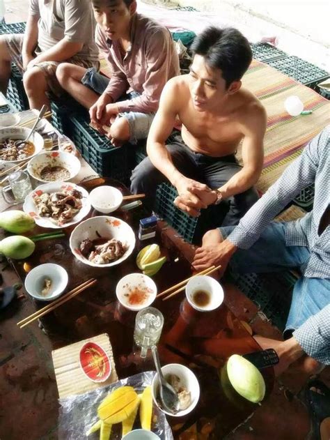 實拍漂亮姑娘在中越邊境賣水果 每日頭條