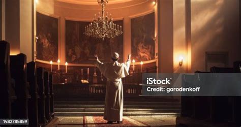 Di Gereja Katedral Paus Berdiri Di Altar Dan Mengangkat Tangannya Ke