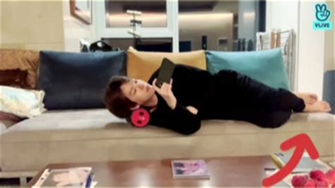 لایو انباکسینگ البوم بامبی از بکهیونی نماشا