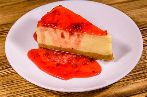 나무 테이블에 뉴욕 치즈 케이크와 함께 화이트 플레이트와 딸기 잼 건강한 식생활에 대한 스톡 사진 및 기타 이미지 건강한 식생활 과일 그릇 Istock