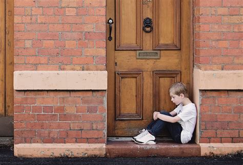 Mujer Encuentra A Un Niño En La Puerta De Su Casa ¿tiene Comida ¡no